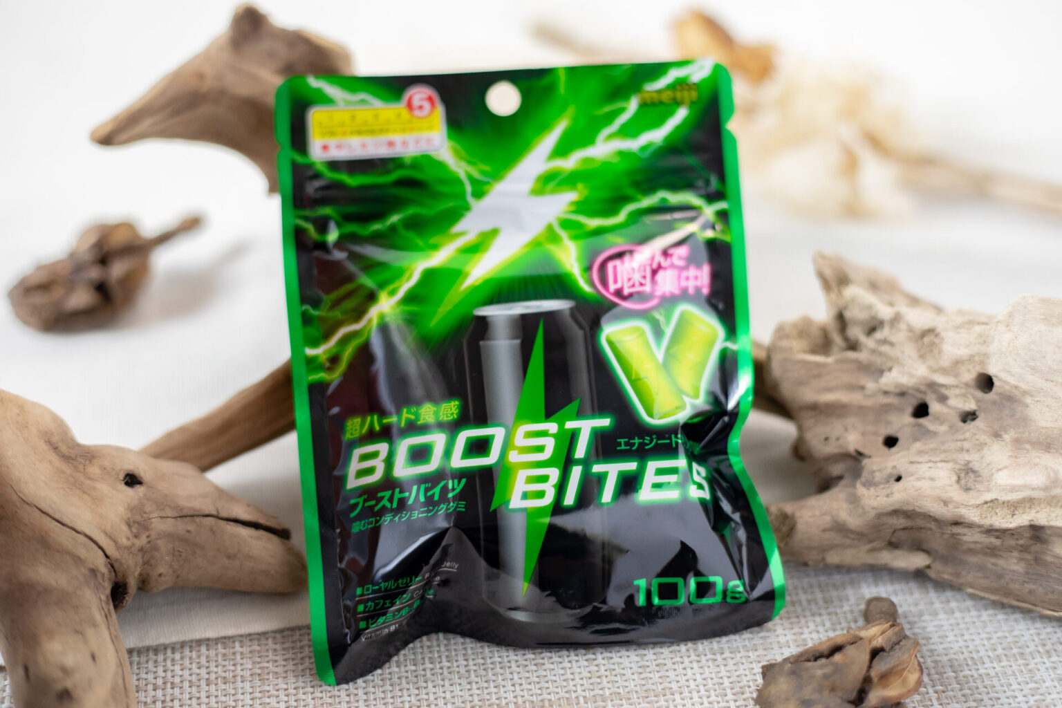 明治『BOOST BITES 100g』は程よい甘み・酸味・コクで“エナドリ欲”満たされる、王道エナジードリンクフレーバーグミ！ - えんぎ ...