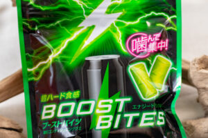 明治『BOOST BITES 100g』は程よい甘み・酸味・コクで“エナドリ欲”満たされる、王道エナジードリンクフレーバーグミ！ - えんぎ ...
