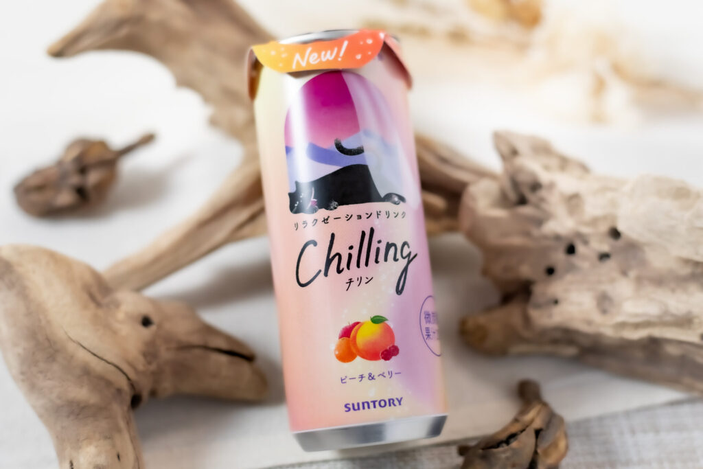 サントリー『Chilling-チリン- ピーチ＆ベリー』は華やかな果実の香りと心地よい微炭酸に癒やされる、リラクゼーションドリンク ...